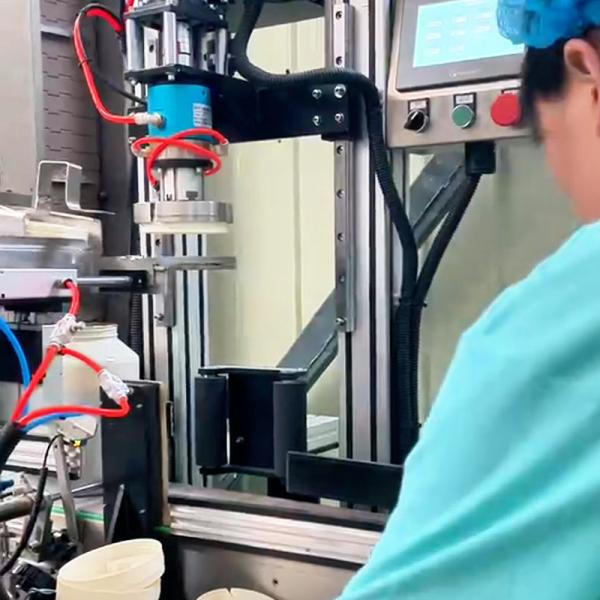 Quality Pneumatic Linear Screw Automatic Capping Machine For Metal Plastic Caps 1500W for sale