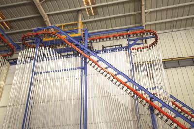 Chine Ligne de revêtement de poudre avec système de pistolet automatique Ligne de revêtement de poudre verticale conception personnalisée à vendre