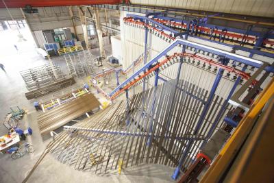 Chine Ligne de production de revêtement en poudre verticale entièrement automatique de profilés en alliage d'aluminium à vendre
