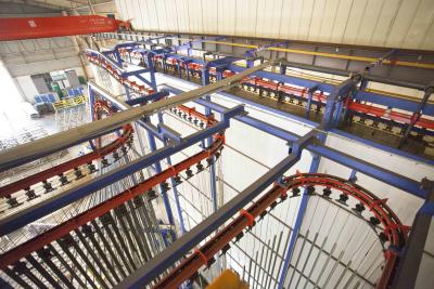 Chine Ligne de production de revêtement en poudre vertical par pulvérisation électro-statique de profilés en alliage d'aluminium à vendre