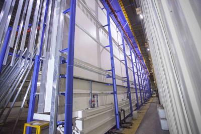 China Verstelbare ketensnelheid Op maat gemaakte spanningsruimte Verticale poedercoatingslijn met standaardoppervlakte 400m2/t Te koop