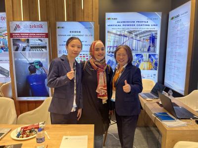 Cina Sistema di verniciatura a spruzzo ad alte prestazioni personalizzato ogni mese in base alla capacità dei clienti Linea di verniciatura a polvere verticale per profili in alluminio in vendita