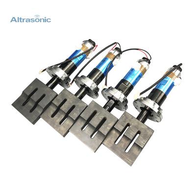 Cina trasduttore della saldatura a ultrasuoni di 20kHz 2000w per la maschera chirurgica medica che fa macchina in vendita
