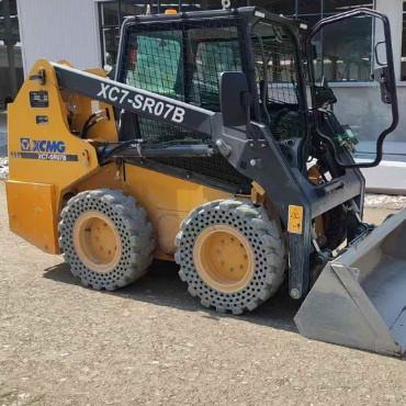 China Gebruikte 2023 XCMG XC7 SR07B Skid Steer Sweeper met emmer en sweeper bevestigingen for sale