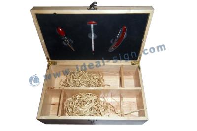 Cina Contenitori di regalo di legno del vino del pino giallo-chiaro durevoli con le tecniche di timbratura calde in vendita