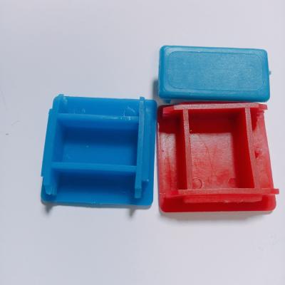 中国 Cは鋼鉄カバー支柱のチャンネル終了の帽子POMのプラスチック プラグの雑種材料を形づけた 販売のため