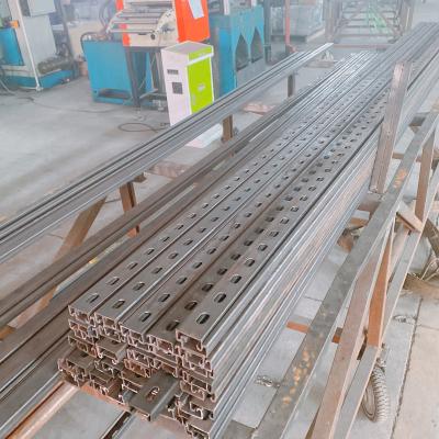 Cina C Profilo Strut in metallo Costruzione di canali Unistrut in acciaio inossidabile SGS C Profilo in acciaio in vendita