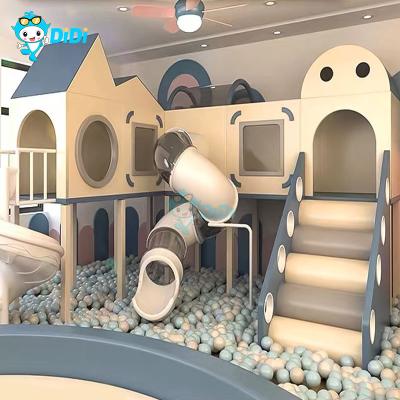 Cina Giocattolo interno a tema Naughty Castle con trampolino e scivolo per uso commerciale in vendita