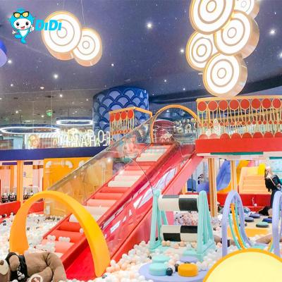 Cina Parco giochi interno a tema di colori dolci personalizzato per bambini con scivolo in legno e pozzo a palla in vendita