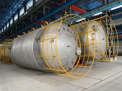 中国 Coil type stainless steel storage tank with fence for Chemical industry 販売のため