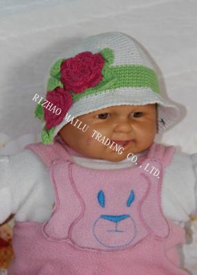 Cina Fatto a mano bianco lavora all'uncinetto il cappello dell'inverno per il bambino con i fiori/foglie verdi rossi in vendita
