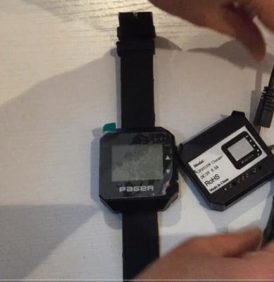 Cina Banca nuova tendenza 433.92mhz nero smart polso alfanumerica orologio pager ricevitore di chiamata sistema in vendita