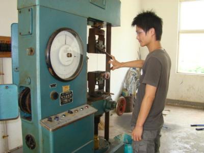 Cina Filo d'acciaio galvanizzato sopraelevato del cavo elettrico con materiale d'acciaio ad alto tenore di carbonio in vendita