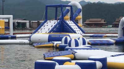 Cina campo da giuoco di galleggiamento gonfiabile dell'acqua della tela cerata del PVC di 0.9mm per la località di soggiorno in vendita