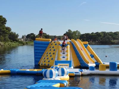 Cina Capacità gonfiabile di 200 persone del parco dell'acqua dell'attrezzatura di sport acquatici dei bambini in vendita