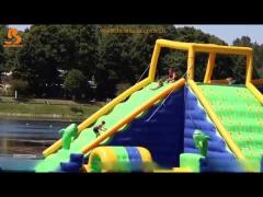 De opblaasbare Drijvende Watersporten als thema hebben Park/het Park van de Waterplons dat in Milaan wordt geïnstalleerd
