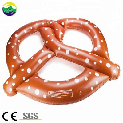 Cina Grande pane acqua divertimento PVC gonfiabile pretzel galleggiante anello piscina galleggianti per adulti in vendita