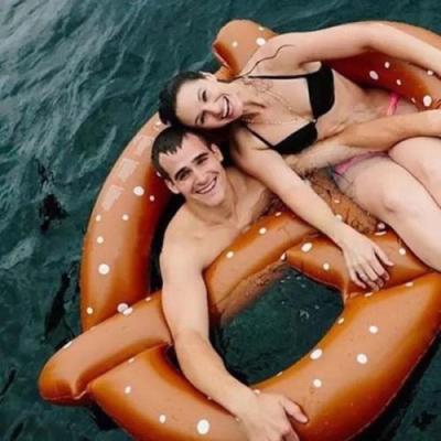 Cina Grande pane acqua divertimento PVC gonfiabile pretzel galleggiante anello piscina galleggianti per adulti in vendita
