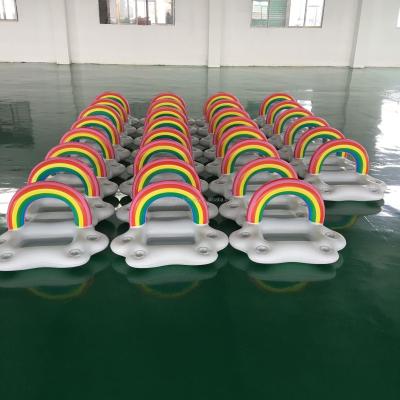 Cina 0.54kg Piscina a forma di nuvola Piscine galleggiante Portabevande galleggiante per piscina in vendita