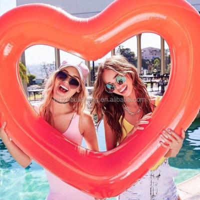 Cina 1.5M Galleggiante per l'acqua Bambini Anello gonfiabile Amore Cuore Piscina Galleggiante Per Adulti in vendita