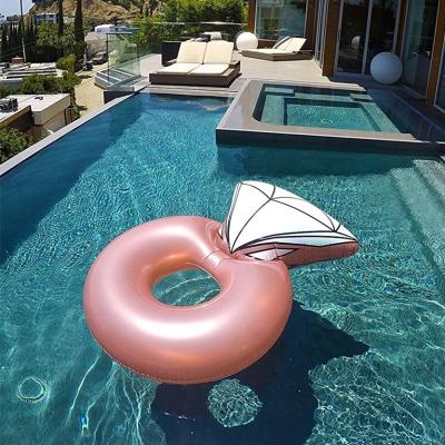 Cina Anello di nuoto gonfiabile in PVC lucido Anello di diamante piscina galleggiante 133 x 121cm in vendita
