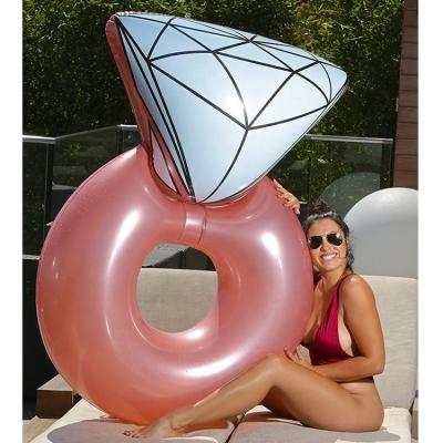 Cina Anello di nuoto gonfiabile in PVC lucido Anello di diamante piscina galleggiante 133 x 121cm in vendita