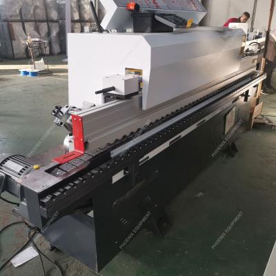 Cina 15m/min Velocità di alimentazione del pannello Macchina di fasciatura di bordo in PVC automatico completo per la lavorazione del legno in vendita