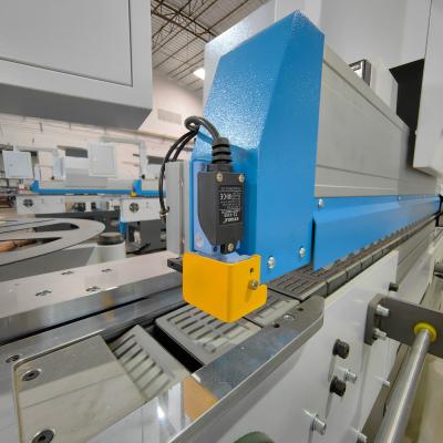 中国 エッジ厚さ0.4-3mm 機材製造用の高速自動エッジバンドリングマシン 販売のため