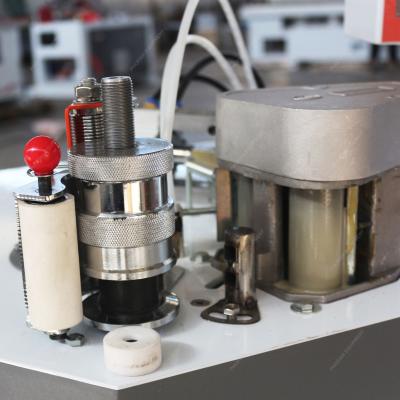 Cina 10.8m/min Velocità di alimentazione del pannello Arm Rocker Industrial Wood Edge Banding Machine per compensato in vendita