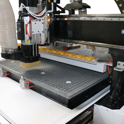 Cina Cambio automatico di utensili PM1325 ATC Legnageria KT Taglio a tavola CNC Router Machine per aziende agricole in vendita