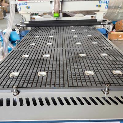 Cina Precisione di posizionamento mm 0,02 mm High Precision PK1325 CNC Router per la realizzazione di porte in legno in vendita