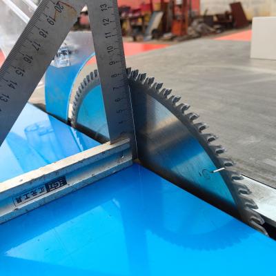Cina 2300 mm lunghezza del tavolo scorrevole seghe a pannello ad alta precisione per la lavorazione del legno in vendita