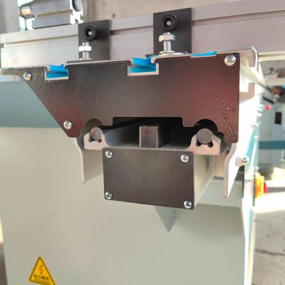 Cina Macchina per la fresatura delle porte in legno massello e in MDF con modello a mandrino a tavolo scorrevole a singolo asse in vendita