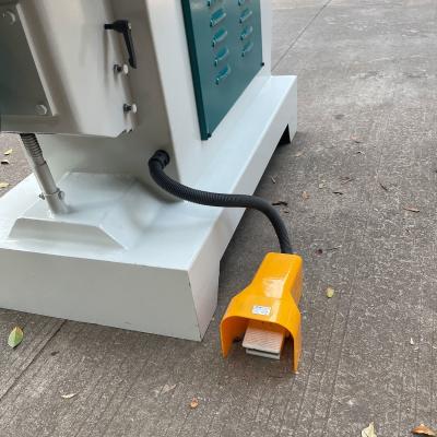 Cina Spessore massimo del pezzo da lavoro 150 mm 3kw Macchina a rotazione in legno ad alta velocità per lo stampaggio a fusione in vendita