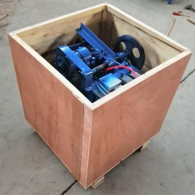 China Houten strookdraadmachine met op maat gemaakte mini-houten bezemstrook schroeifunctie Te koop