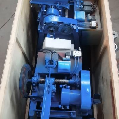 China Houten strookdraadmachine met op maat gemaakte mini-houten bezemstrook schroeifunctie Te koop