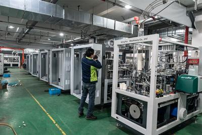 Cina 150pcs/min Macchina per tazze di carta ad alta velocità Macchina per tazze di carta completamente automatica 4-16 oz in vendita