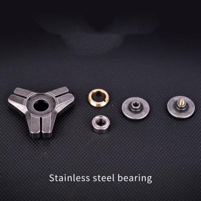 中国 クラシック ハート オブ スチール フィジット スピンナー 焦虑とストレスの緩和のための金属感官玩具 販売のため