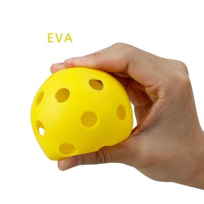 China 72mm 26 buracos EVA pickleball bolas Construção forte e vôo ideal para brincar ao ar livre à venda