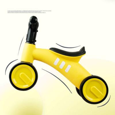 Cina Plastico 4WD Anti-Rollover Balance Bike per bambini La corsa perfetta per 1-4 anni in vendita