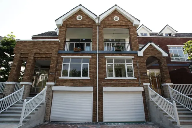 Industrial roller shutter door operation demonstration