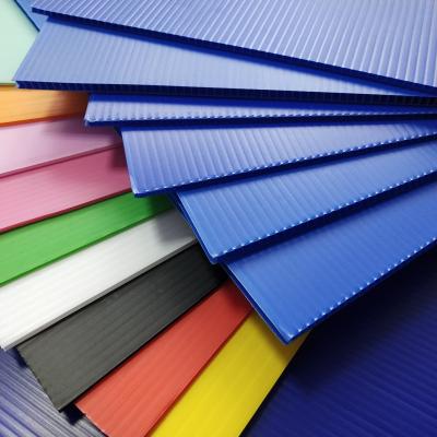Cina RoHs ha ondulato gli strati di plastica della protezione del pavimento si imbarca su 3mm 4mm 5mm in vendita