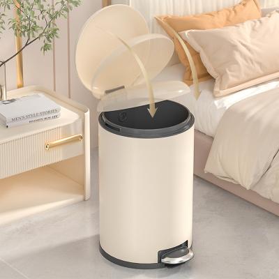 中国 Stainless Steel Trash Can Foot Operated Waste Bin Household Indoor Stainless Steel Trash Can 販売のため