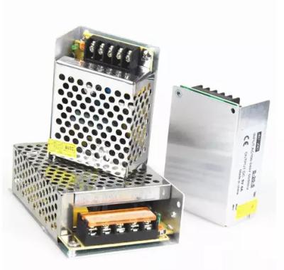 Cina OEM AC DC 12V 5A alimentatore a LED S per luce a striscia in vendita