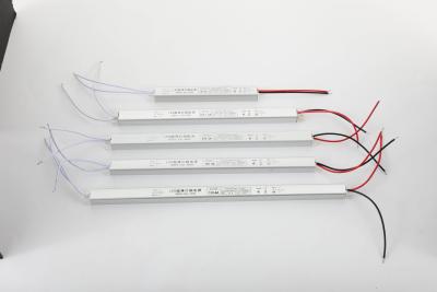 Cina 60W 12V 24V alimentazione della scatola luminosa 5A 2.5A alimentazione della banda luminosa a LED in vendita