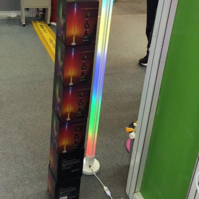 中国 RGB LEDコーナーフロアランプ ホーム.ホテル.照明 現代のリビングルームのための装飾機能 販売のため