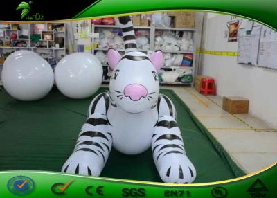 Cina tigre gonfiabile lunga del PVC di 3.5m, animale gonfiabile bianco di menzogne di posizione per il partito in vendita