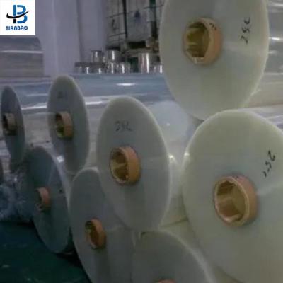 Cina Rulli di pellicola di pacco in PET ad alta resistenza e robustezza con arcobaleno inciso in durezza morbida in vendita