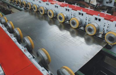 China A porta de aço Gcr15 da folha revestiu o rolo que forma a máquina à venda