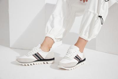 Cina Lo svago delle donne di cuoio molli calza lo slittamento bianco piano di 3mm sulle scarpe atletiche in vendita